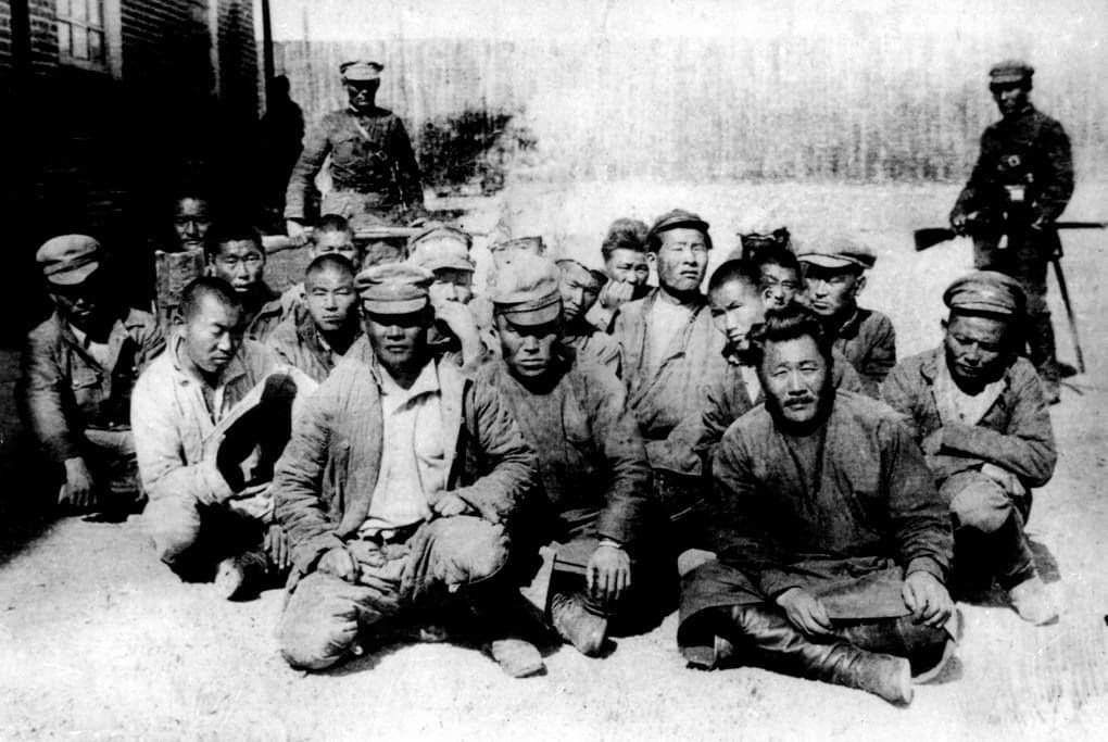 Зураг түүх өгүүлнэ On Twitter Тухайн үед нэрсийн жагсаалтын дагуу болон баривчлах хүний