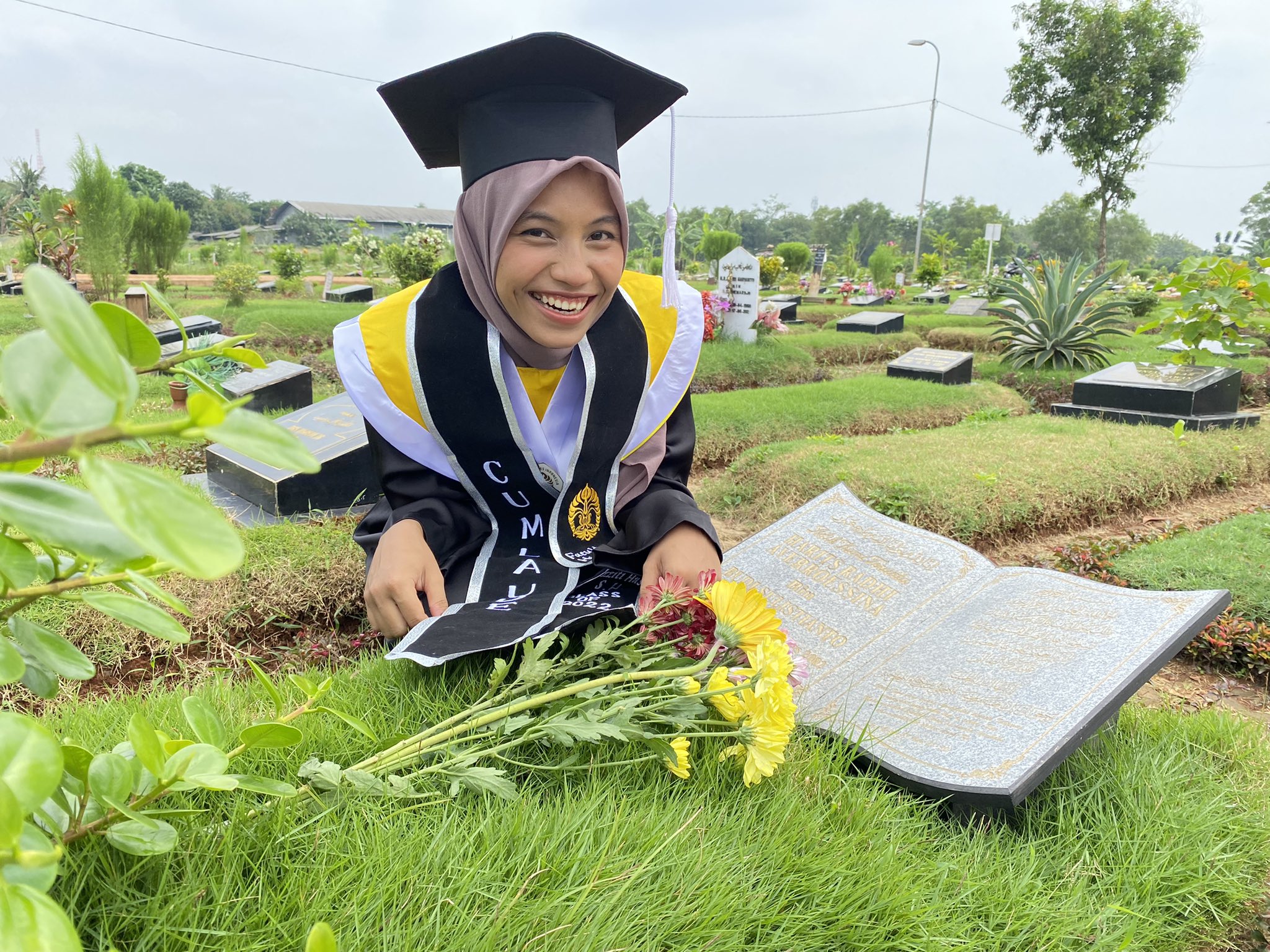dhila on Twitter: "bapak, ibu, harits… liat aku wisuda!!! 🙈💖 dulu bilang kalau aku wisuda, mau ...