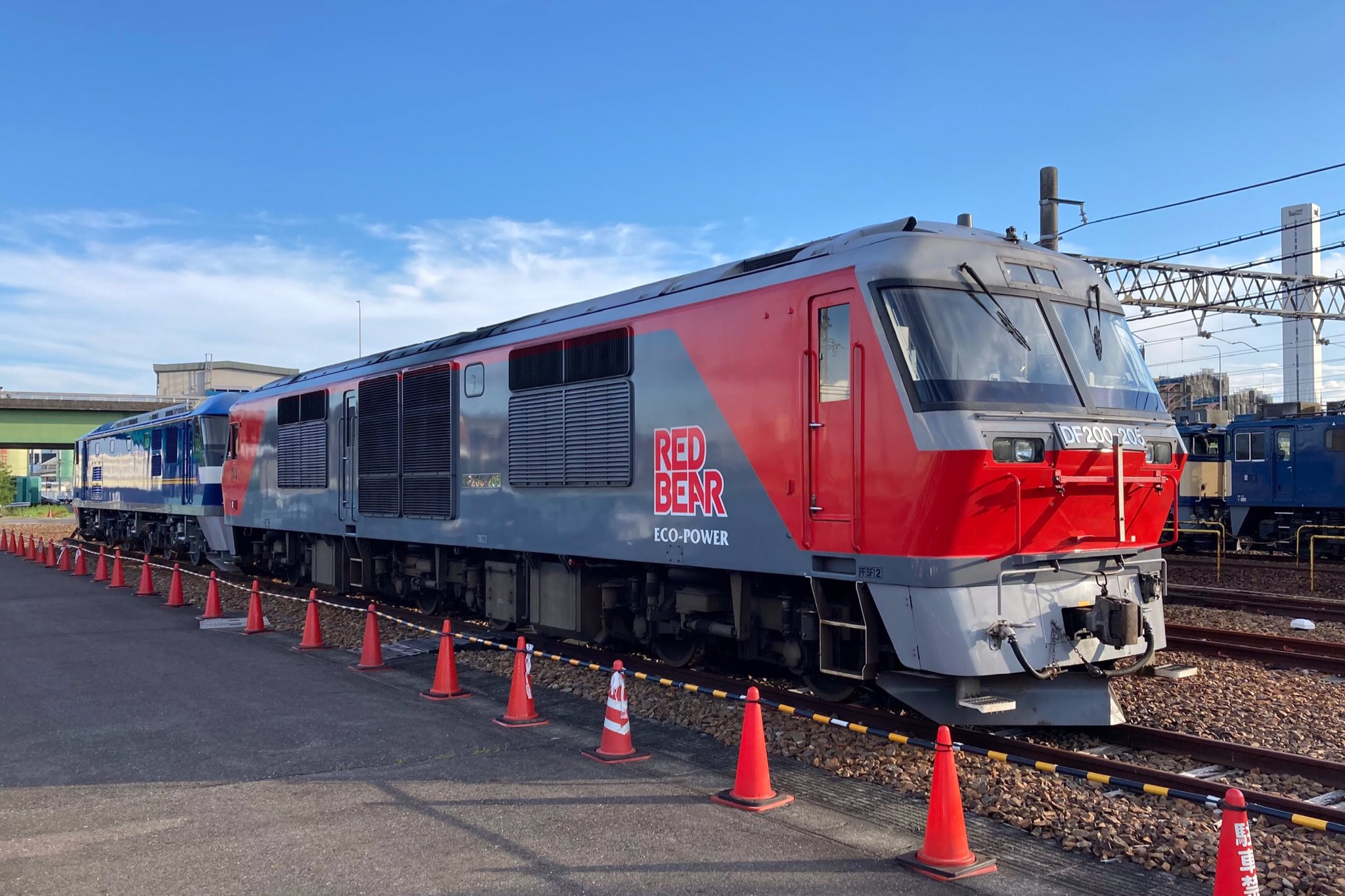 のぞみ係長 on Twitter: "愛知機関区の解体線に、EF210-345号機（ピカピカ）とDF200-205号機が留置されてます。どうも17日に実施される、稲沢「いろいろワクワク ...