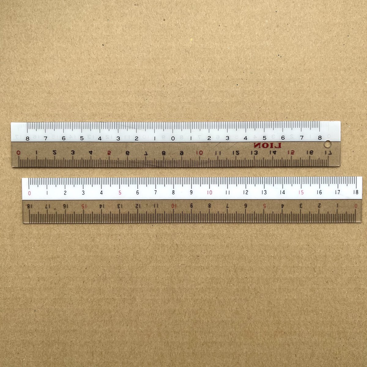 小日向 京 On Twitter 昔こういう定規があって、片側透明/片側白・目盛り中央0はじまりの部分は半分青になっていたりなどするもので、文具店で見なくなり、生産終了した様子。 書類から
