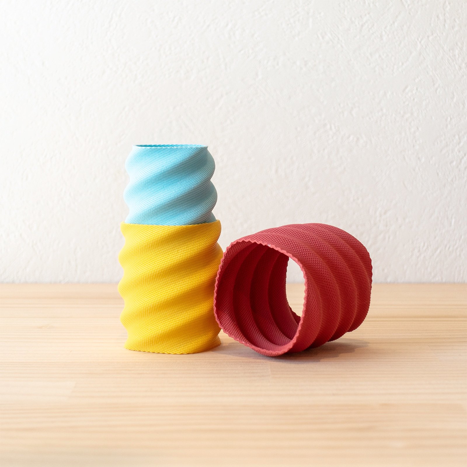 髙橋 孝二 Koji Takahashi on Twitter: "投げたりひねったり腕に通したり、色々楽しんでくれている。投げるのは、転がると螺旋形状がウネウネして見えて楽しいかららしい ...