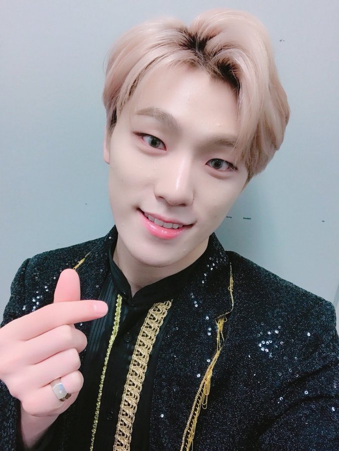 Dino on this Day 🦖 on Twitter: "dino line update 180911 @pledis_17 #세븐틴 #디노 #DINO https://t.co ...