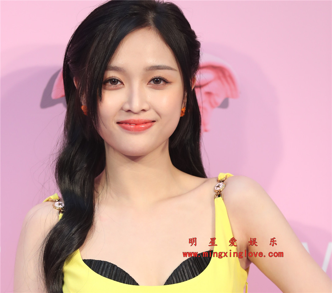 mingxinglove on Twitter: "#吴宣仪 在 #VERSACE 新品发布会上的红毯照片花絮，性感吊带裙，放大可看清肌肤纹理，高清 #4K 分辨率原图无修生图下载 #明星生图 ...