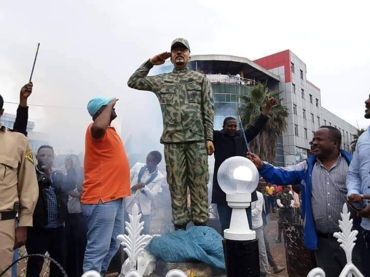 Gemechis Ejeta Hambisa on Twitter: "በአጋሮ ከተማ የጠ/ሚ አብይ አህመድ ሀውልት ተመረቀ..."