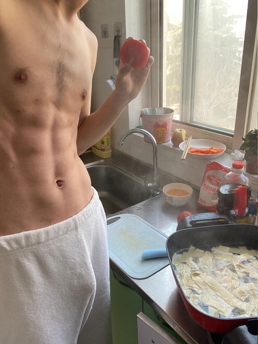 凛楠 On Twitter 介绍一下,这是我们家的肉便器,屁眼清洁机,口交人,按摩机,足部护理大师,也是我们的私奴。