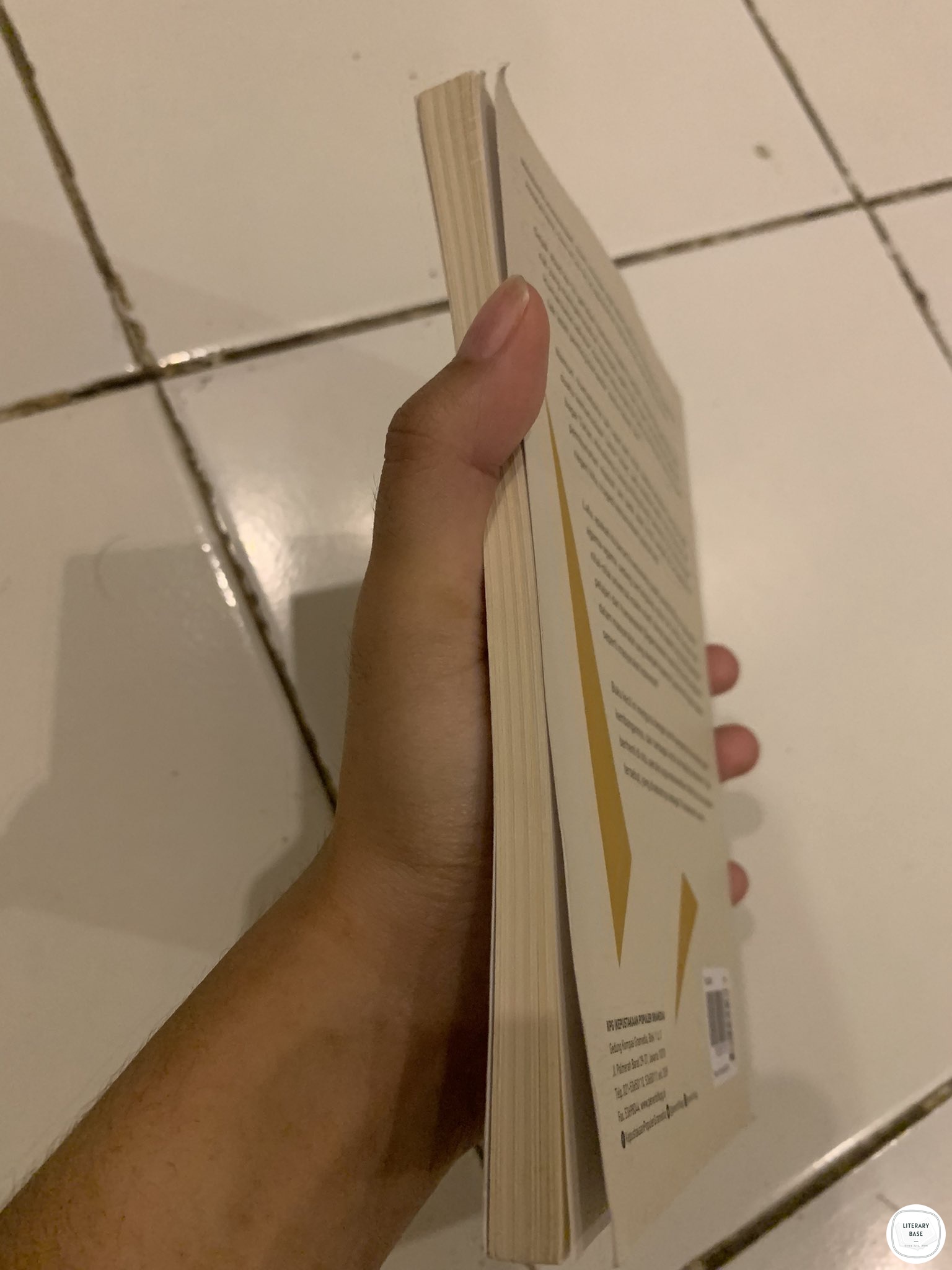 Literary Base on Twitter: "/lt rekomendasiin buku yg tipis dan handy segini dong guys, biar enak ...
