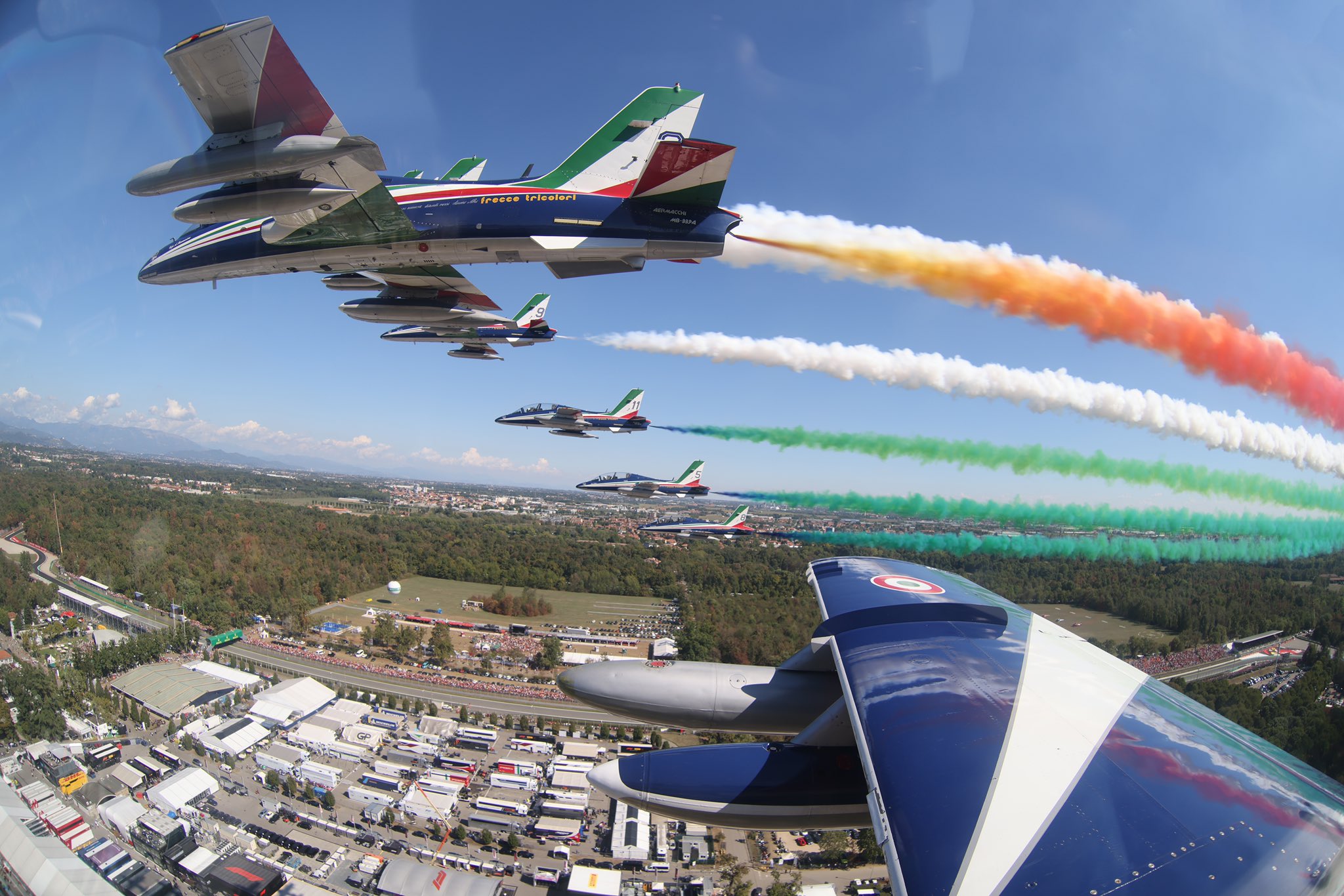 Aeronautica Militare on Twitter: "Oggi a #Monza le @FrecceTricolori hanno dato il via al Gran ...