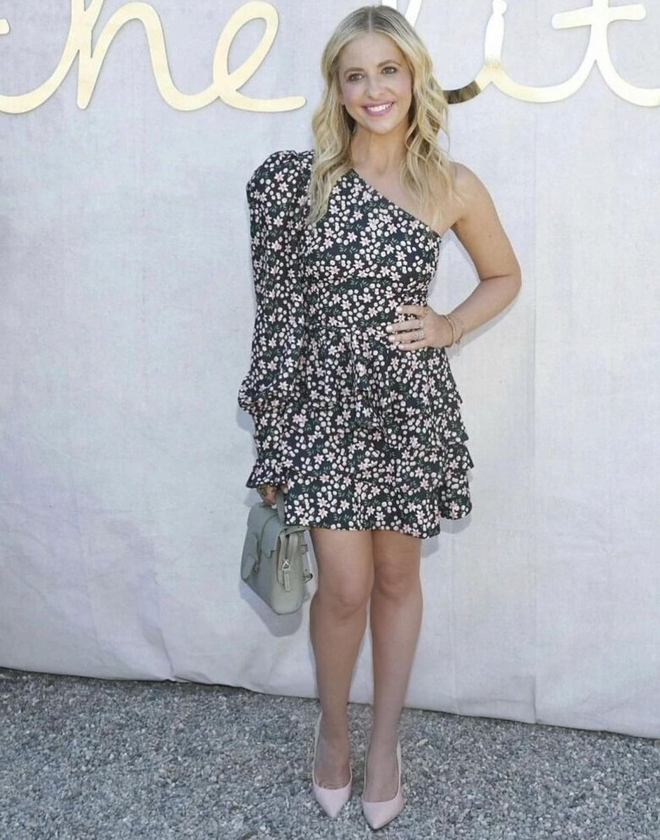 Sarah Michelle Gellar never showed off her legs enough Leg_45 @leg453