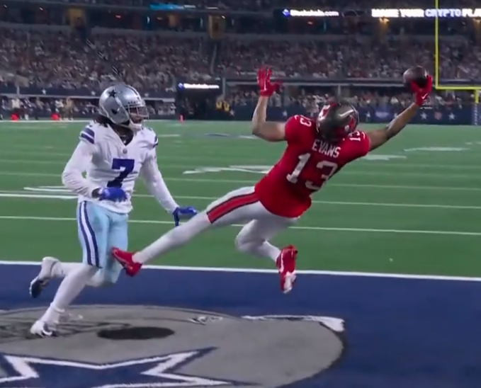 MIKE EVANS ONE-HANDED TD OVER DIGGS 😱 ESPN @espn