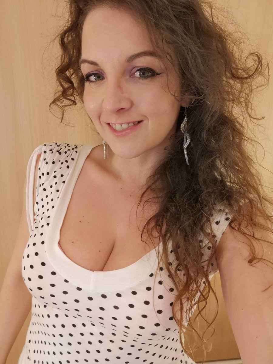 Oksana on Twitter: "Coucou 💋"