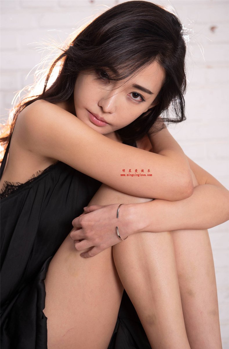 mingxinglove on Twitter: "#童菲 拍摄某写真集时的花絮照片，性感 #吊带 睡裙造型，放大可看清肌肤纹理，高清 #8K 分辨率原图无修生图下载 #明星生图 https ...