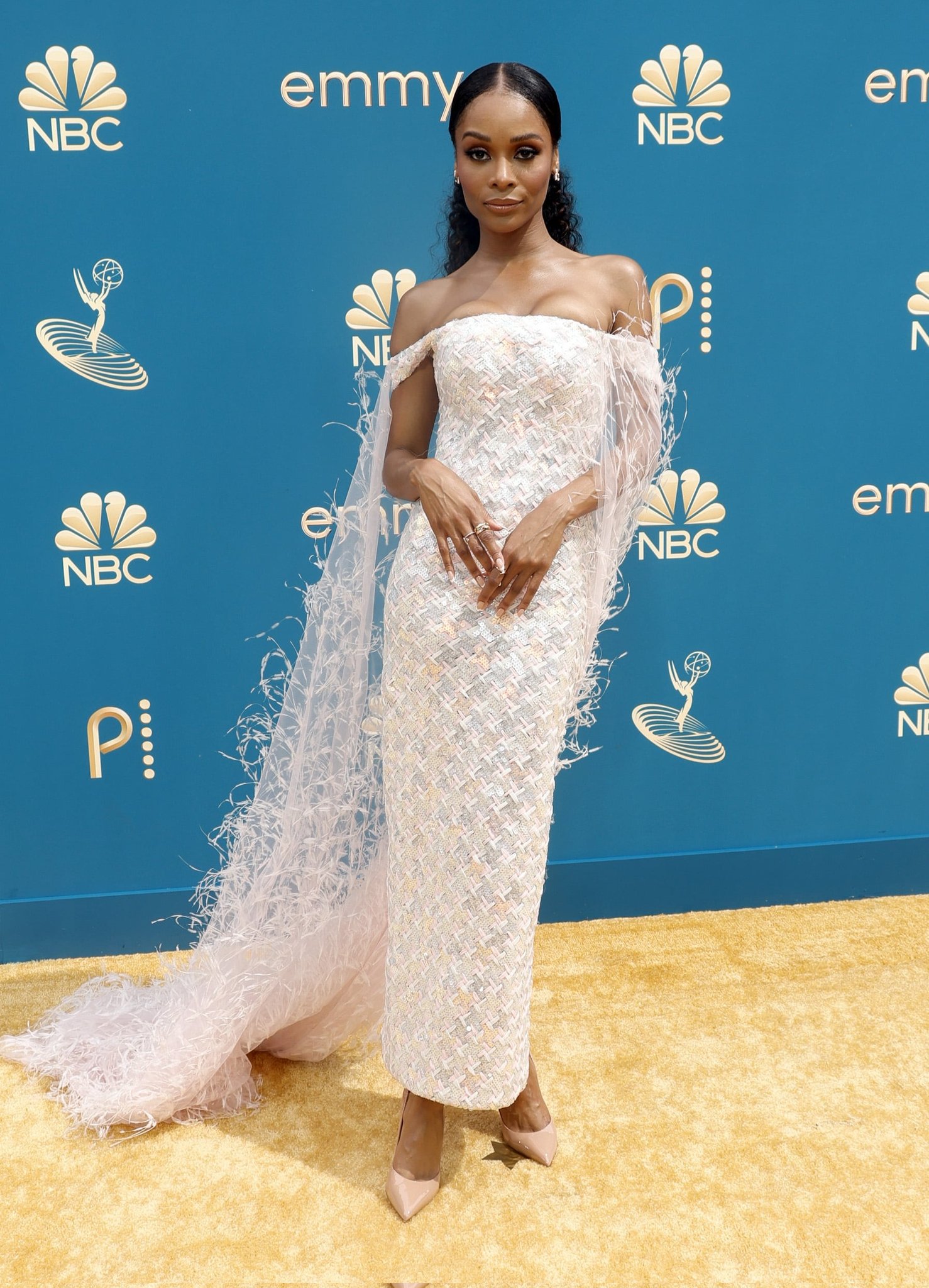 Lunareja on Twitter: "No doy con el diseñador pero este look de Zuri Hall es tan divino que ...