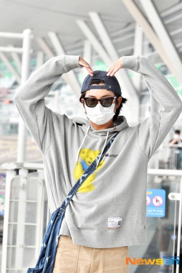 Kstyle on Twitter: "【PHOTO】BTS（防弾少年団）のRM、海外スケジュールのためアメリカへ出国…パーカーに短パン姿で登場 https://news.kstyle.com ...