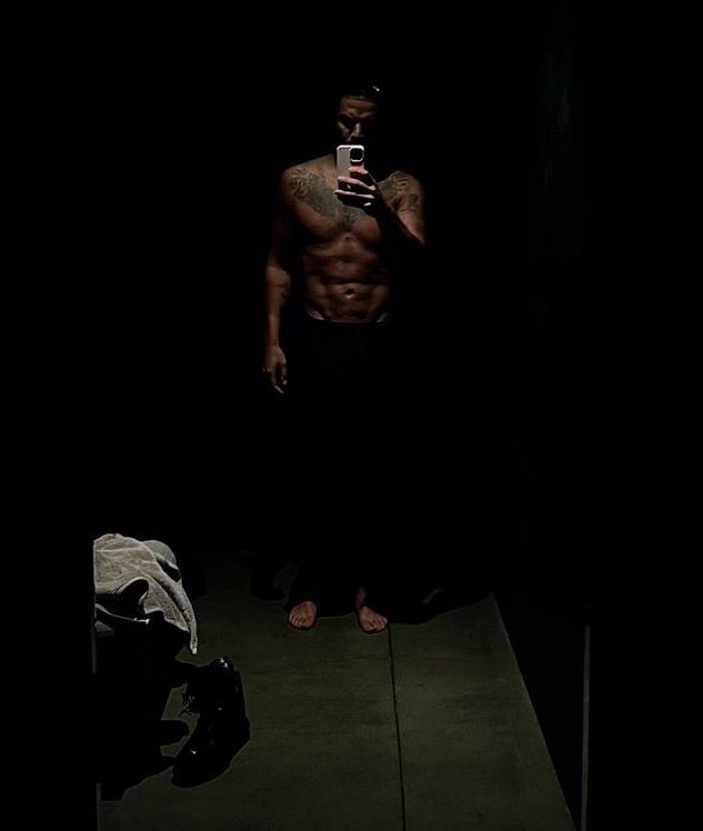 Drake serves feet and body in Instagram story - Celebria - ATRL