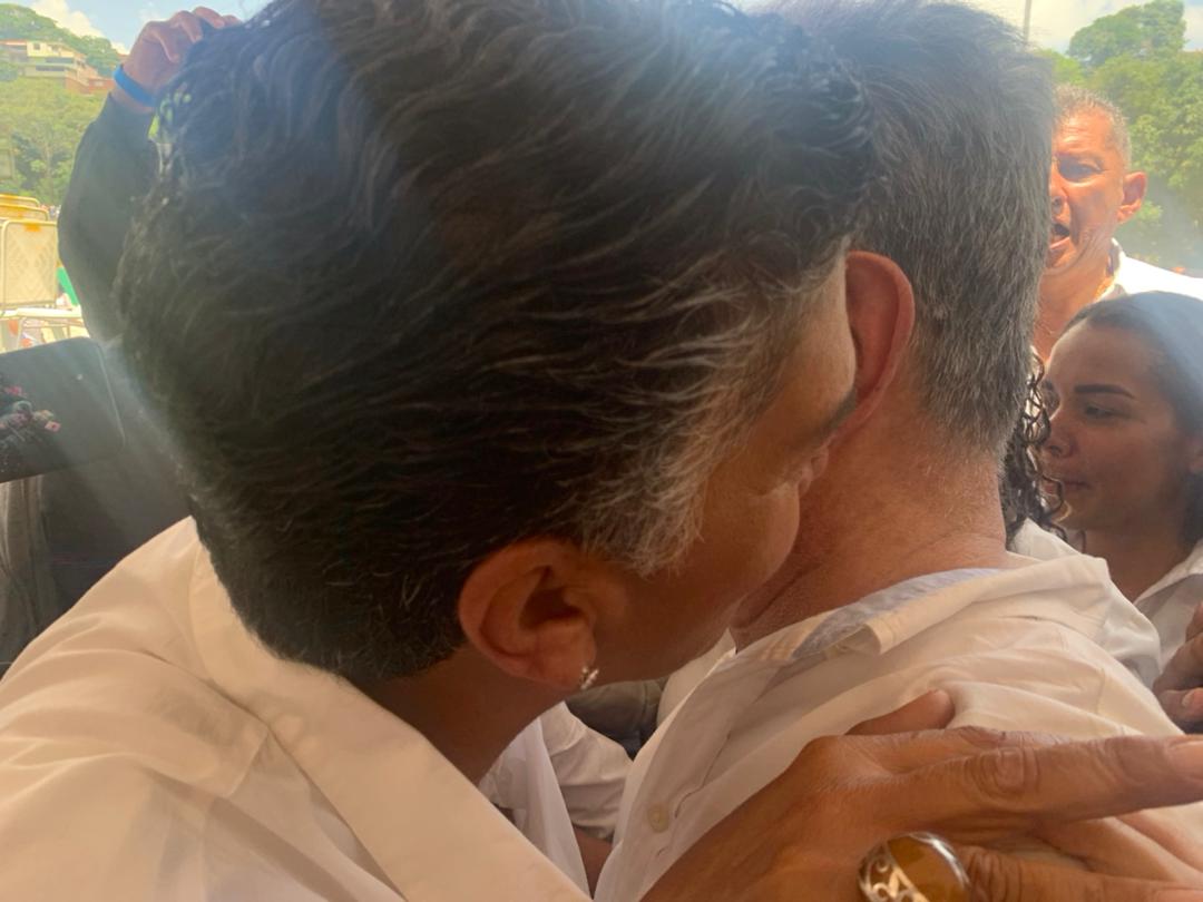 Elvia Paz on Twitter: "El abrazo! https://t.co/ttl7YWrsf9" / Twitter