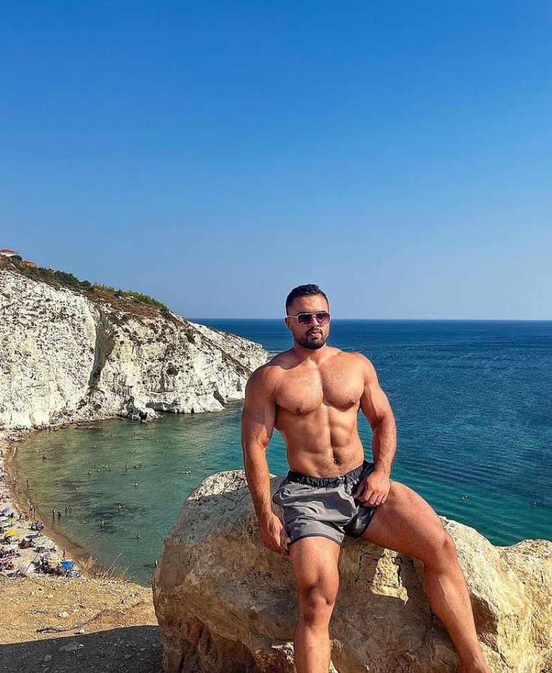 Ülkemizin Karizma Erkekleri on Twitter: "Samet tatilde https://t.co/mlDKyL1KrC" / Twitter