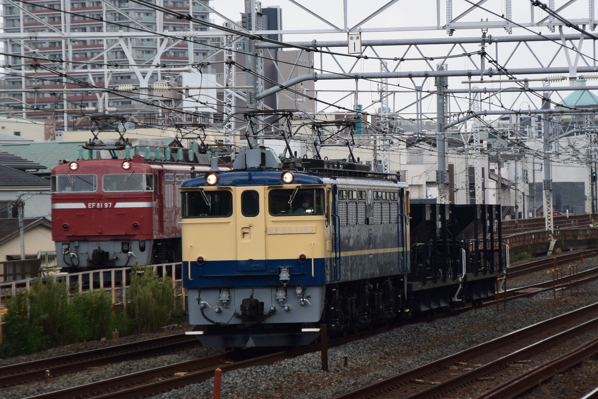 写真垢 on Twitter: "EF65 1103+ホキ 宇都宮配給/EF81 97+ED75 757 AT出場/EF65 2085+コキ 配8791レ@浦和~赤羽 宇配とAT出場が並走し ...