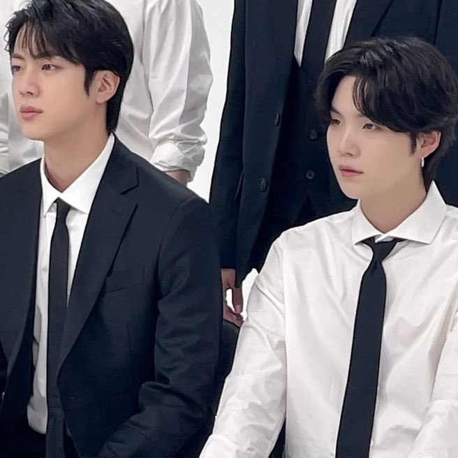 cat 🍓🐰 (semi rest) on Twitter: "LO PERFECTOS , HERMOSOS, E IRREALES QUE SE VEN JIN Y YOONGI"