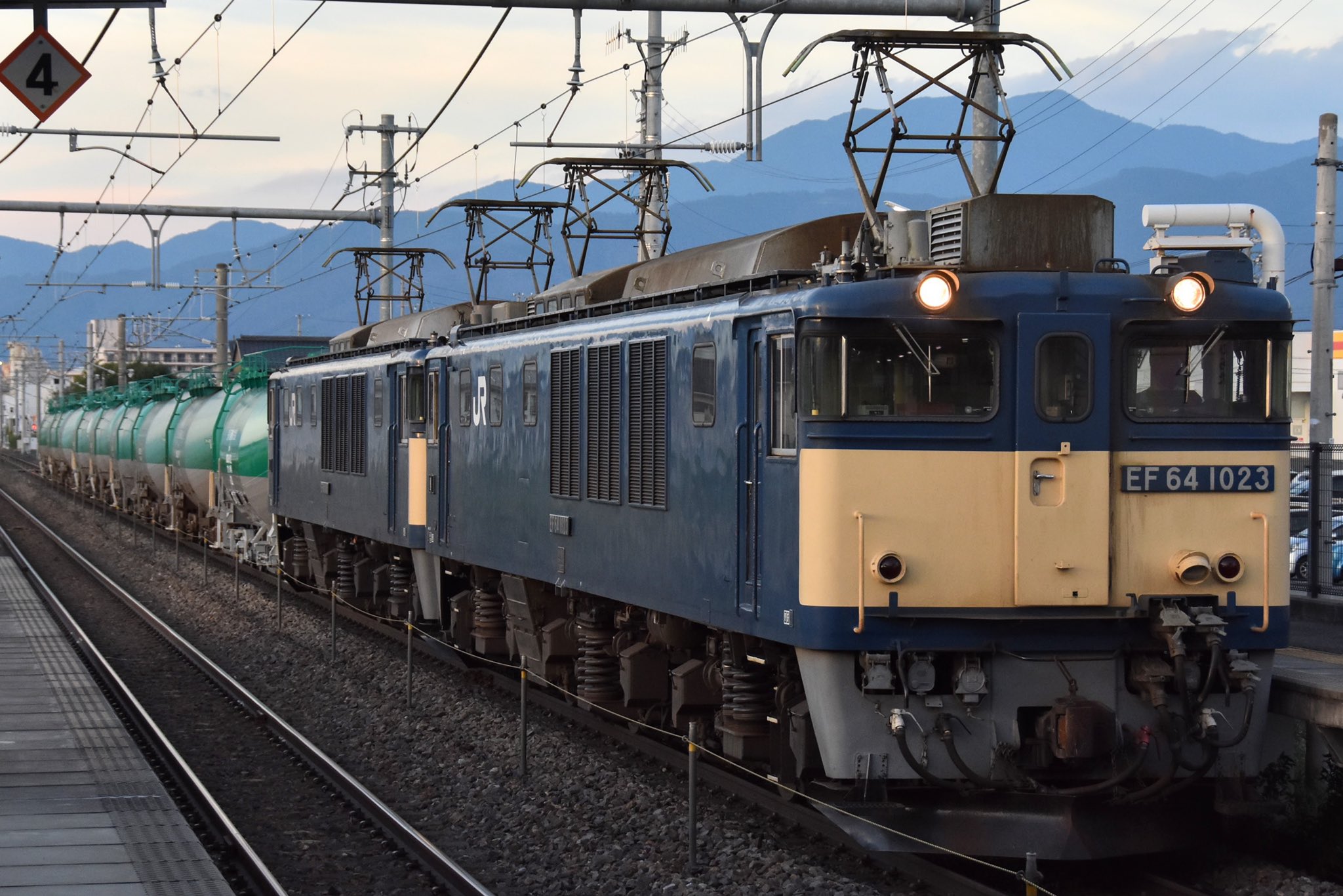 ロ ク ロ コ on Twitter: "9/14 8878ﾚ EF64 1023＋1045＋タキ9車 5462ﾚ EH200ｰ24＋タキ9車 80ﾚ EF64 1035＋コキ12車 ...