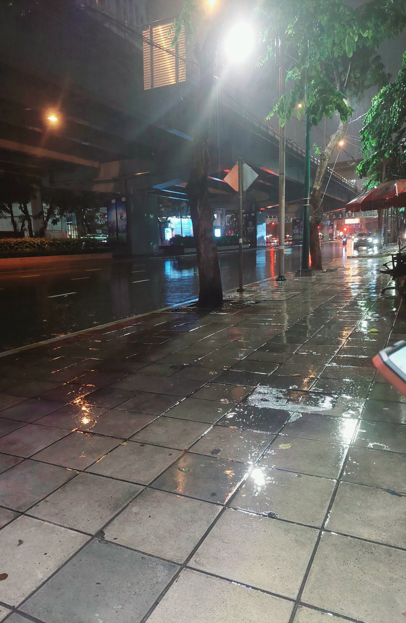 JS100 on Twitter: "RT@cherishxia32 #ถนนพระราม4 ฝั่งตรงข้ามรพ.จุฬา ฝนตกแรงขึ้นเรื่อยๆ รถขาดช่วง ...