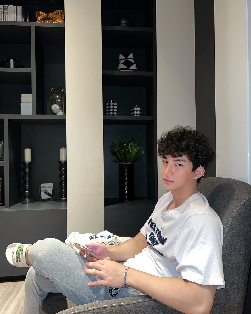 Khuna on Twitter: "โปรดมาเที่ยวที่ห้องของฉัน😳"