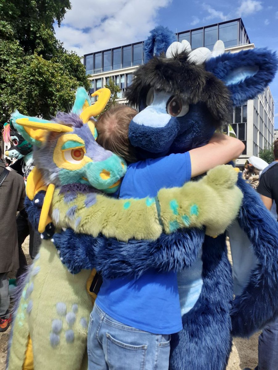 LondonFurs 🦓👑 on Twitter: "Some dragons having fun in the sun at one of ...