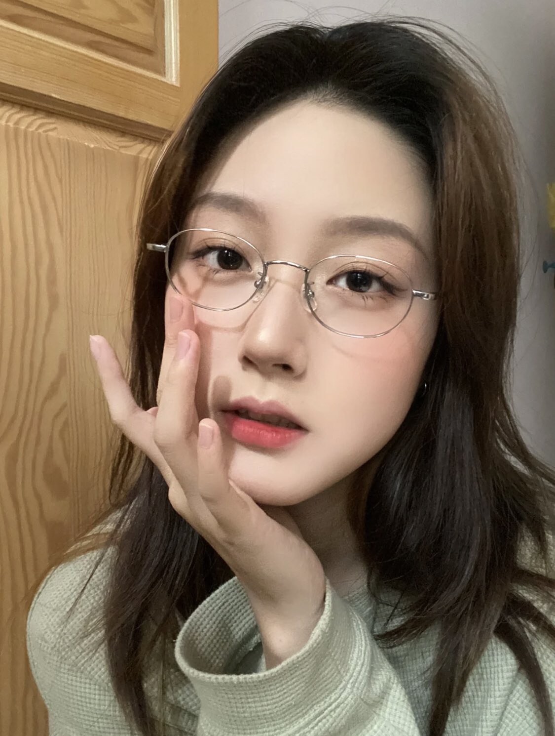 wuyu on Twitter: "这……大早上就让我看到表情这么榨的眼镜婊子，可真是够提神的！ #意淫 #眼镜 #盯射 #榨精 https://t.co/n31dxsfxkM" / Twitter