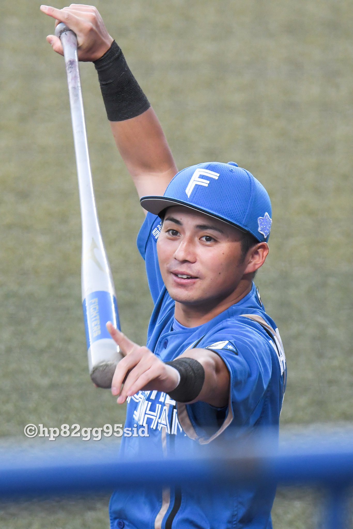 ケ－ on Twitter: "2022.09.14 ZOZOマリンスタジアム 自分のタオルを掲げてるファンを見つけて嬉しそうだった☺️ #lovefighters #上川畑大悟 https ...