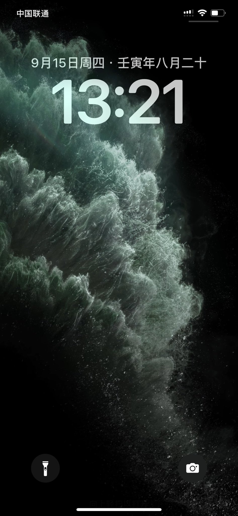 Hao Chen on Twitter: "刚升级完 iOS 16 有点不适应锁屏页，感觉好丑，换成自拍的照片再加上小但件，就好多了…… https://t.co/3I4D46wKIW ...