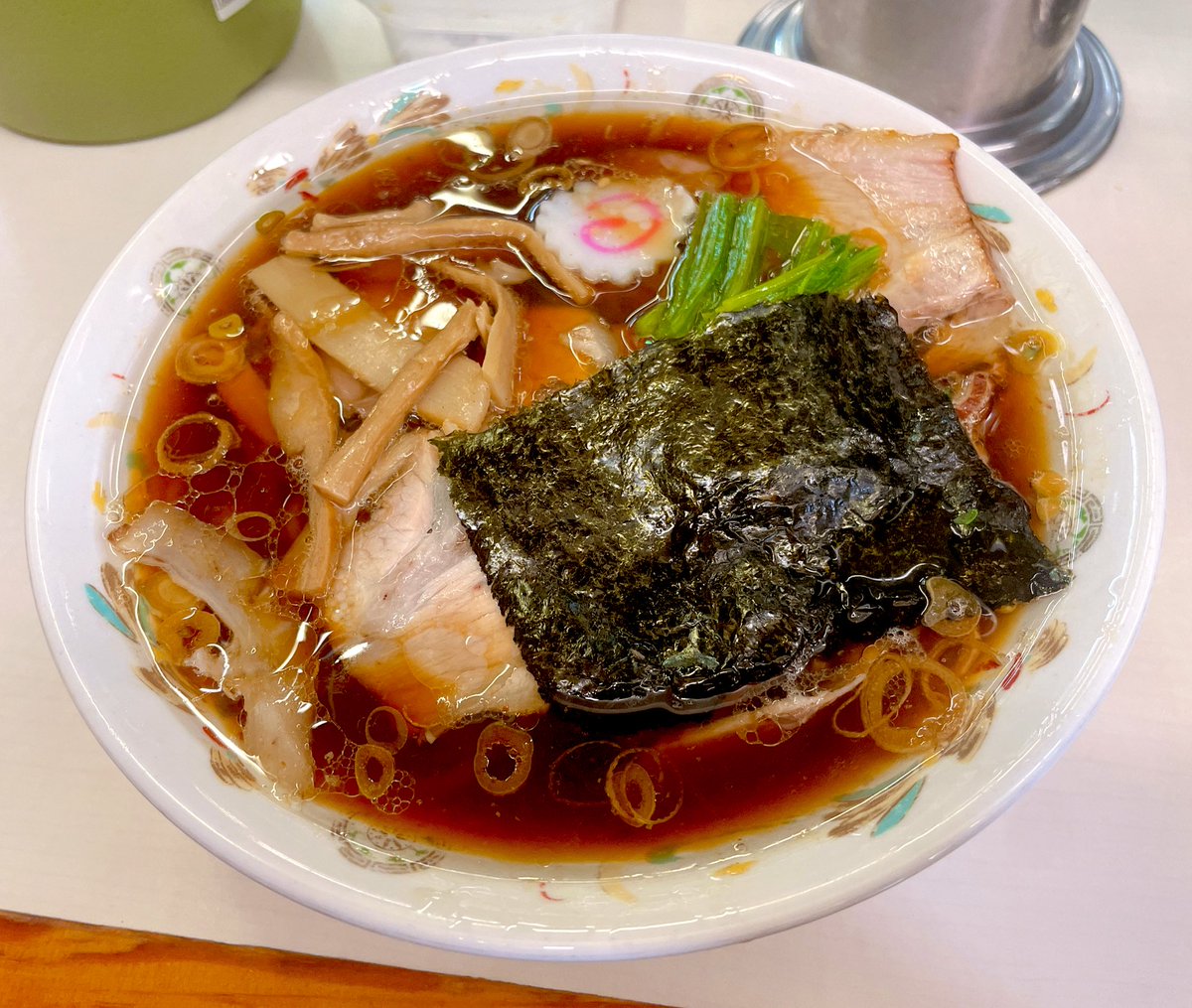 「数億年ぶりにラーメン食べた〜!うんま〜〜!! 」|くうねりん🍦アイカノ単行本発売中🍦のイラスト