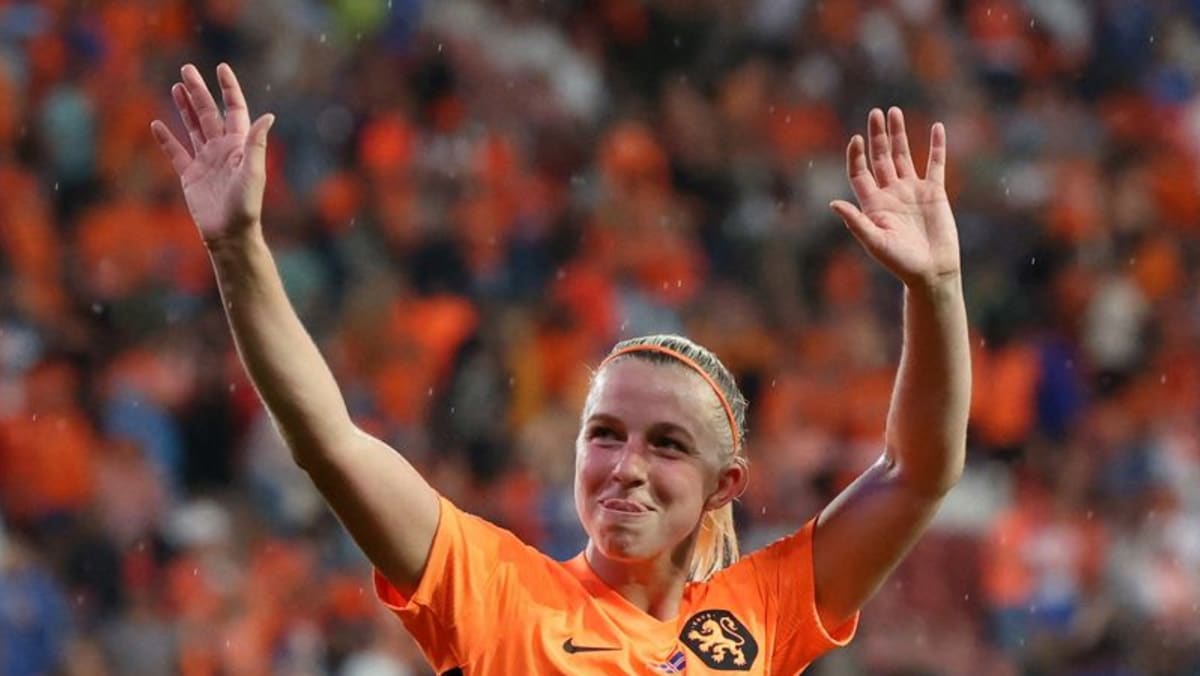 Netherlands international Groenen joins PSG from Manchester United ...