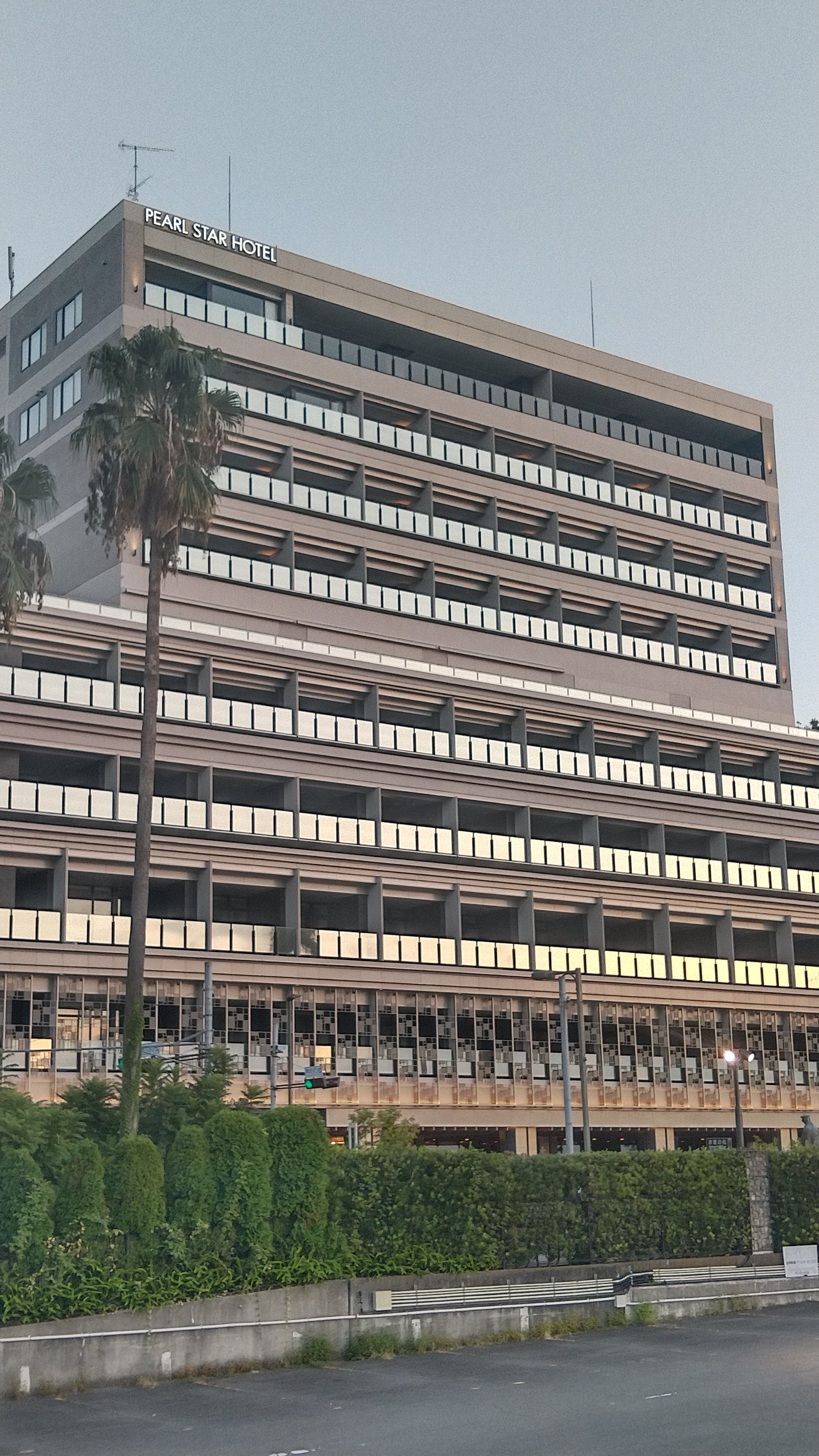 あつうみ on Twitter: "写真は熱海市東海岸町で本日いよいよオープンする中国系資本の熱海パールスターホテルさん、コロナ禍も加わり当初計画より開業が大幅に遅れましたが高級路線の ...