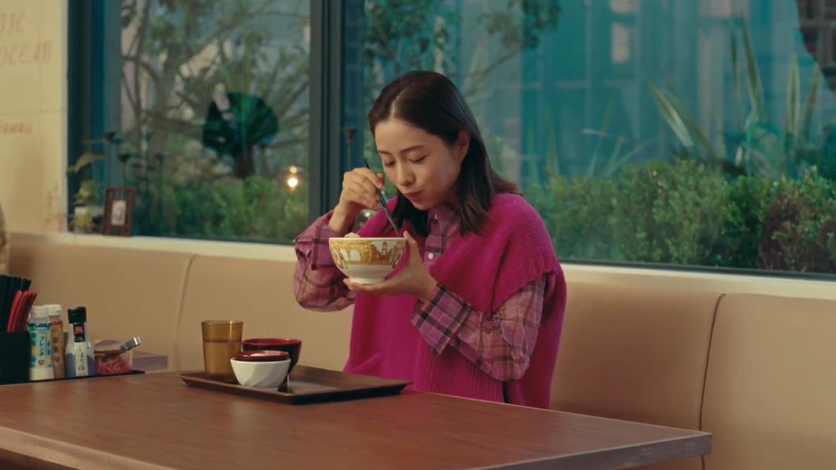 動画NOW on Twitter: "石原さとみ が出演する すき家 すきやき牛丼 のCM「えへへ」篇 https://douganow.jp/archives/20220916289822 ...