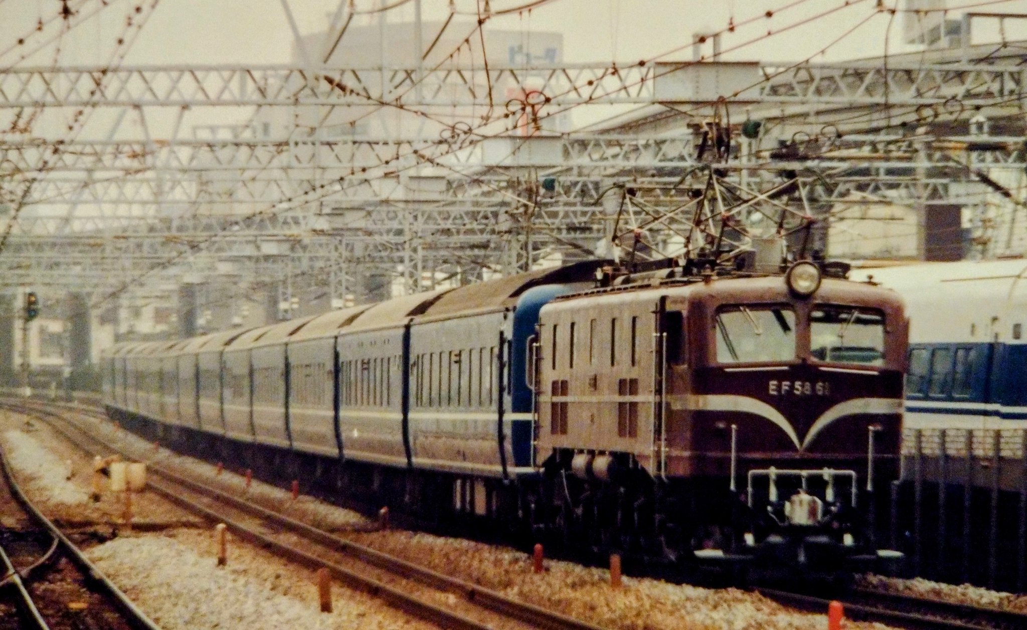 masterisland on Twitter: "RT @x20lunareclipse: 2022.9.16㉒ 1980年代撮影 EF58 61＋14系寝台特急 回送 「さくら」「みずほ ...