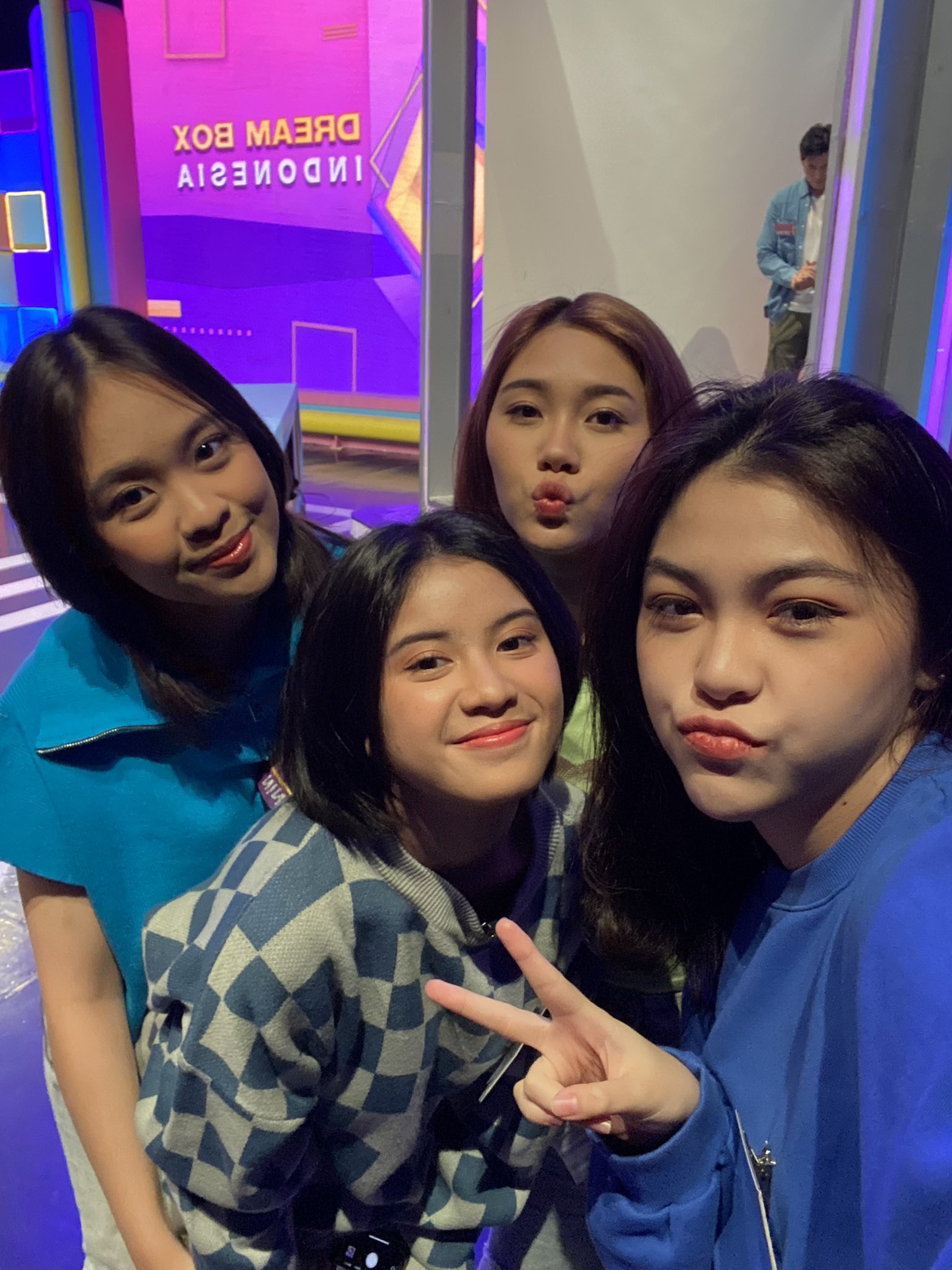 Gabriel Angelina on Twitter: "tim cheerfull 💙 https://t.co/kCb24CA5BM" / Twitter