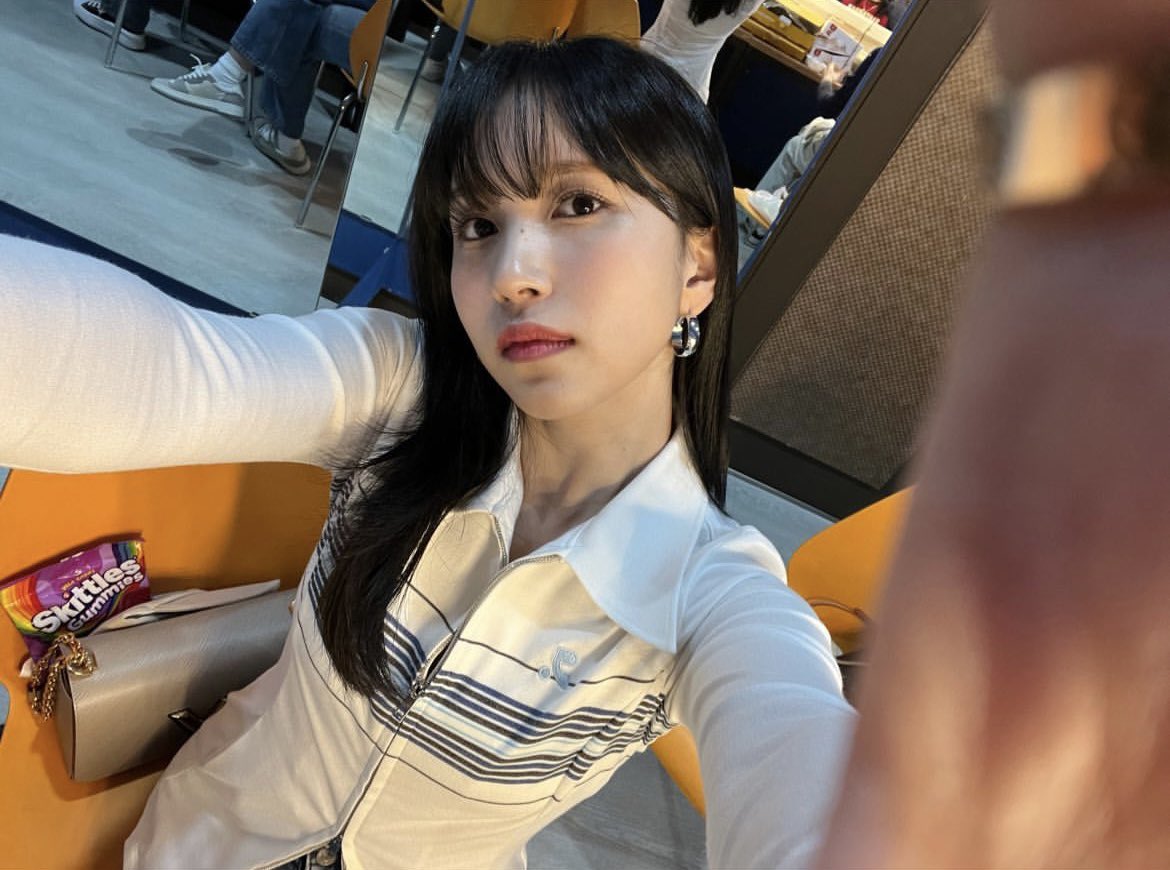 『Nana』 on Twitter: "鏡にうつる自撮りする後ろ姿まで可愛すぎる😂 #TWICE #MINA https://t.co/7EezmJ5CWI" / Twitter