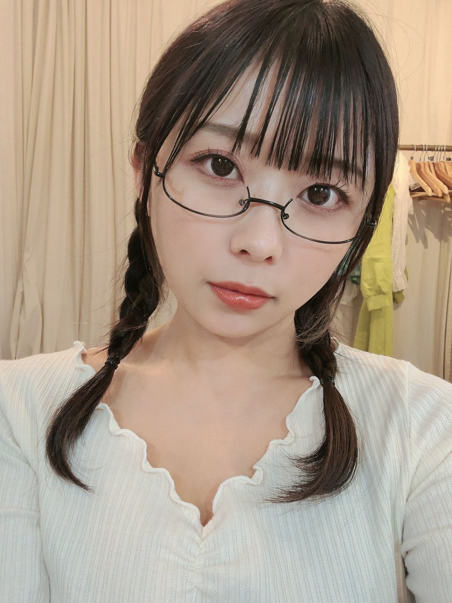 蒼猫いな🦄💙💜( Ina Aoneko ) on Twitter: "おはいな( ´･ω⊂ヽ゛💙💜 最近ハマってる地味子ちゃんが脱いだらこうだったシリーズ室内バージョン👓️♡ https ...