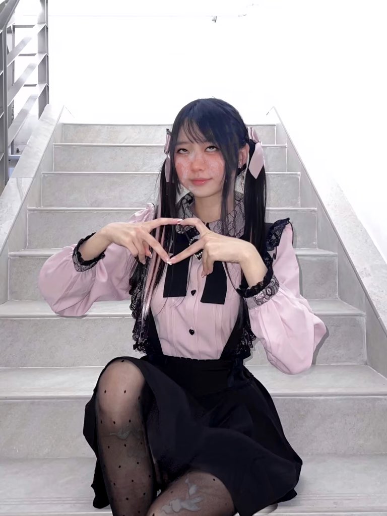 咕咕鸡 On Twitter 和现女友的假期之旅!裙子花了我不少钱得好好让我爽爽~做的时候不让我拍照 那就别怪你老公给你上个p图咯 图1丝袜当时一起买的还可以足交的时候很柔很爽 后来忍不住