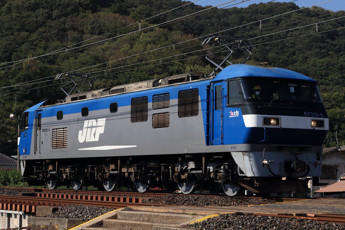 イージス艦 on Twitter: "全国210万人のEF210大好きクラブの皆様こんばんは。本日は名門岡山機関区所属・5号機の試単8470列車を撮影しました。今回の臨時検査ではタイヤ及び ...