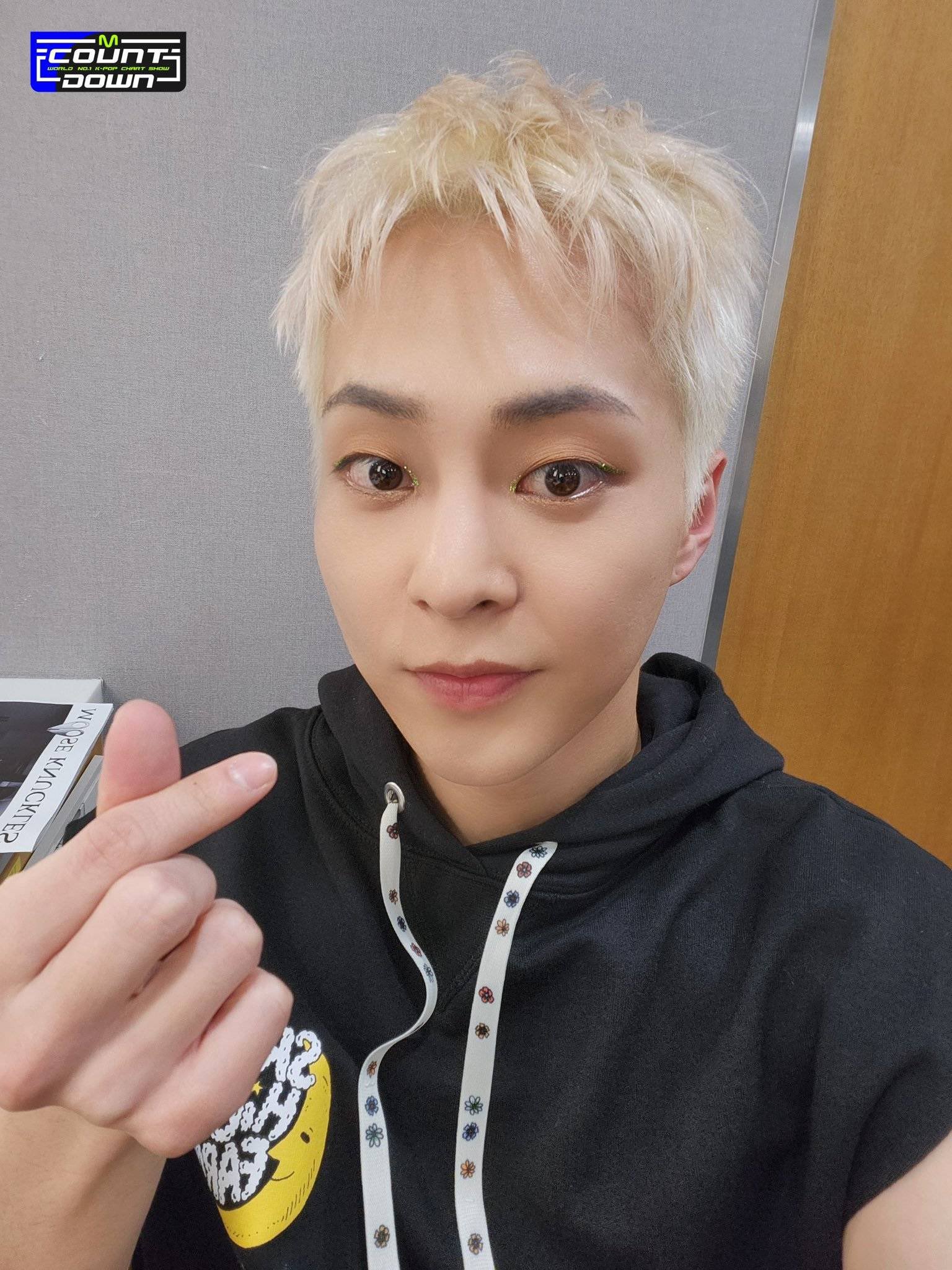 Xiumin Selca 250108 | Weverse Update With #XIUMIN For 2024 Christmas