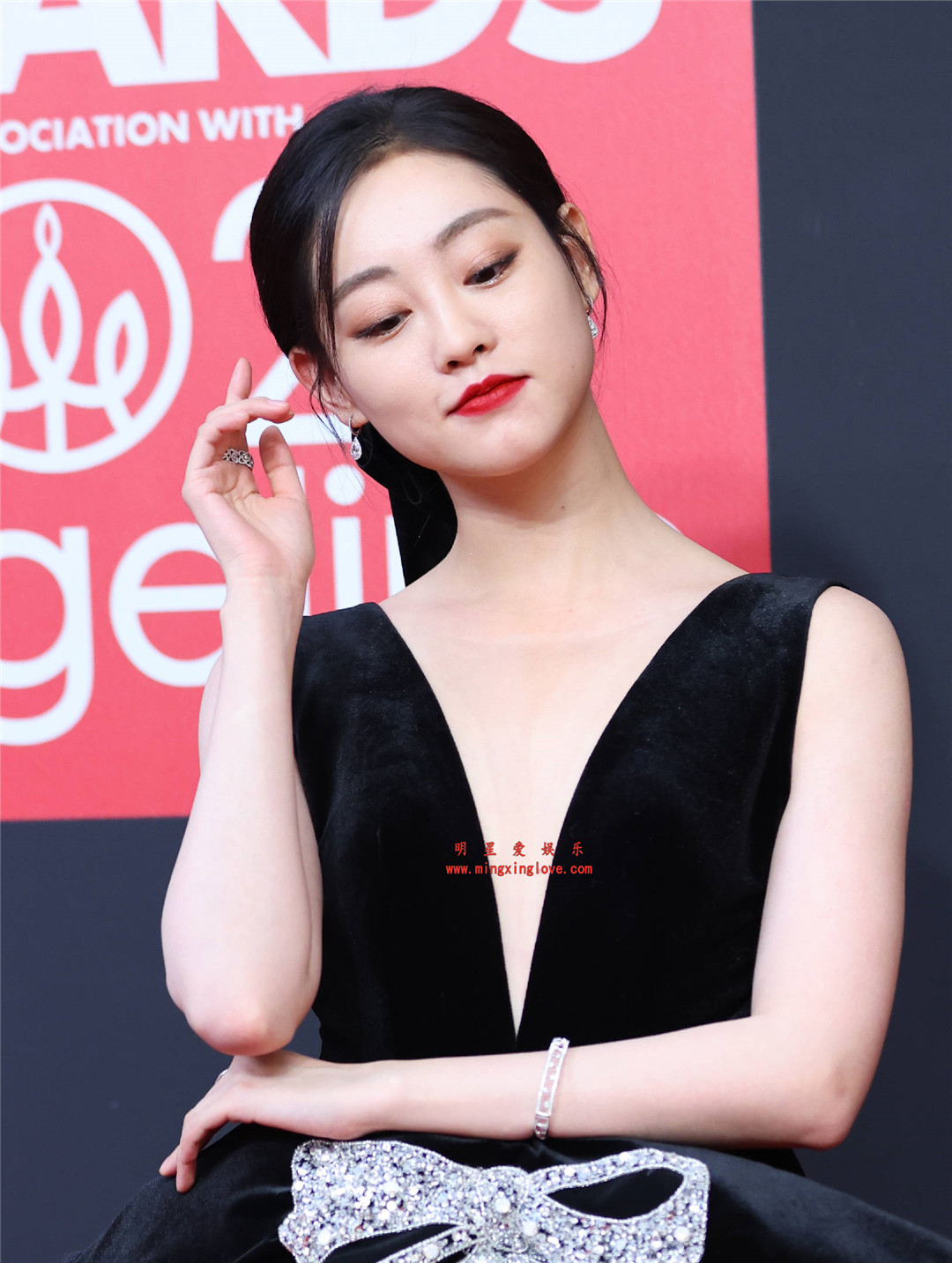 mingxinglove on Twitter: "#祝绪丹 参加ELLE时尚盛典上的走红毯花絮照片，#大尺度 深V露胸晚礼服，放大可看清肌肤纹理，高清8K分辨率原图无修 #生图 下载 #明星 ...