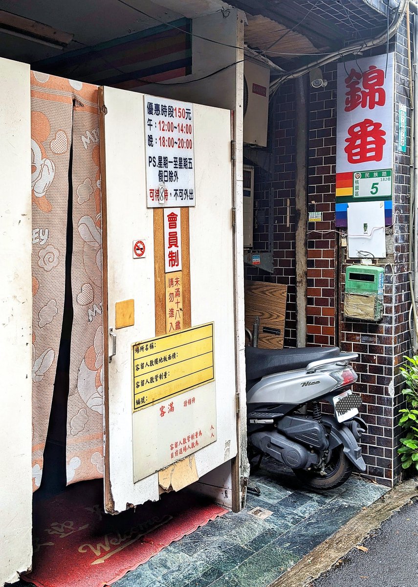 抹茶。大叔 On Twitter 上週在桃園大番的房間光頭肌肉中年大哥淫色的狂吮舔吸我的奶頭大口大口的吹含我的肉屌我喊著幹老爸~超爽的最後射精在他的嘴裡我射精的屌他繼續吹
