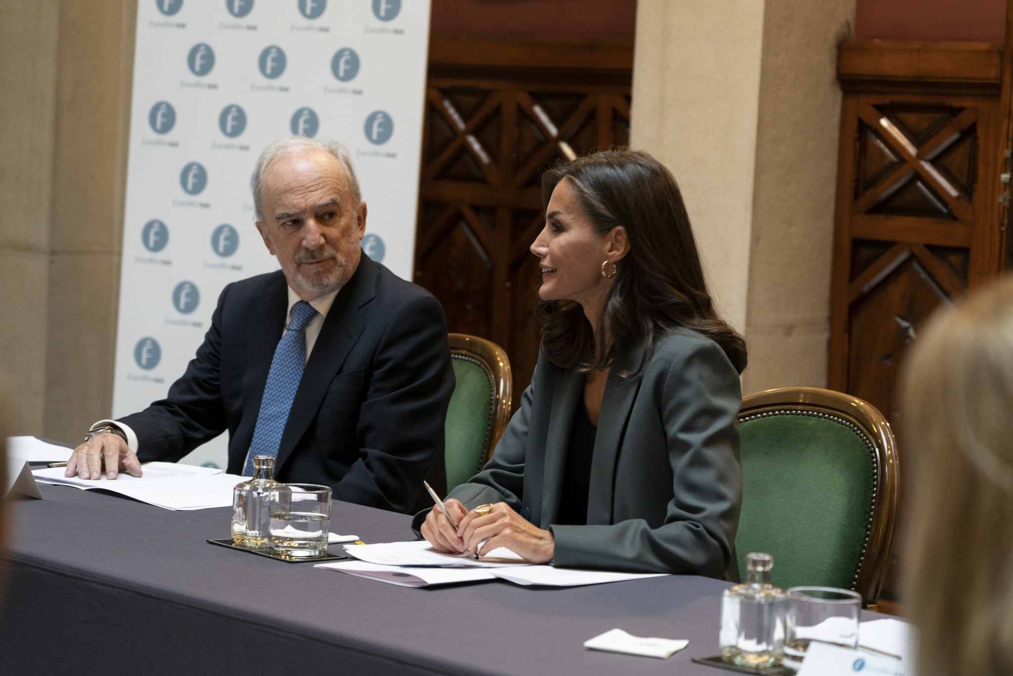 RAE on Twitter: "La reina ha presidido esta mañana la reunión de trabajo de FundéuRAE. En la ...