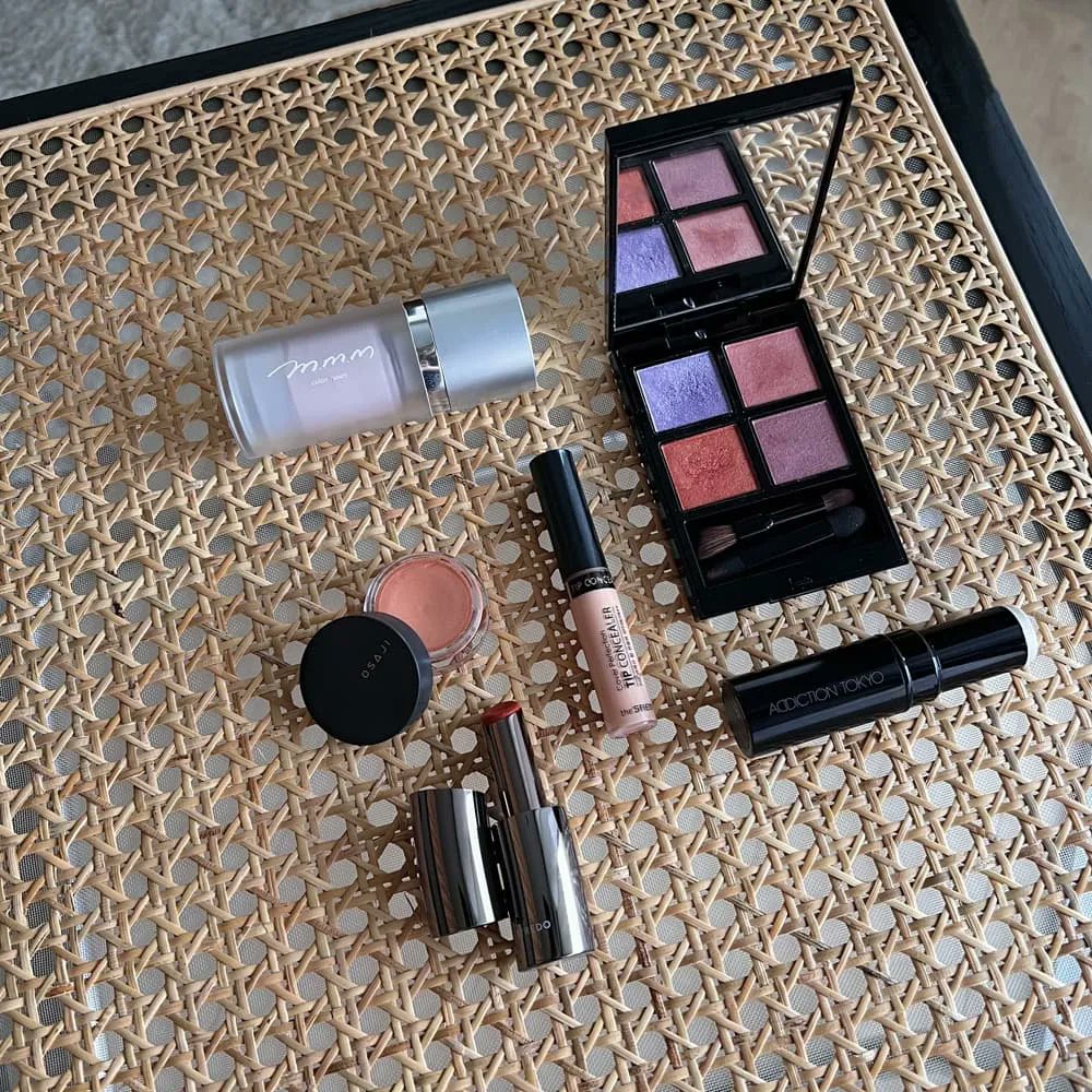 GINZA on Twitter: "【きれいな人の #ポーチの中身 】〈オサジ〉ニュアンス フェイスカラー 06 屋上：微粒子のゴールドラメが入っていて、アイメイクのベースにしたり、顔の色味 ...