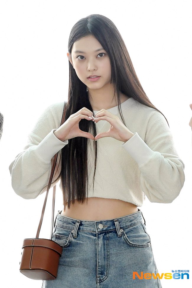 NewJeans Loops 🐰 on Twitter: "220930 Incheon Airport #뉴진스 #NewJeans #해린 #Haerin https://t.co ...