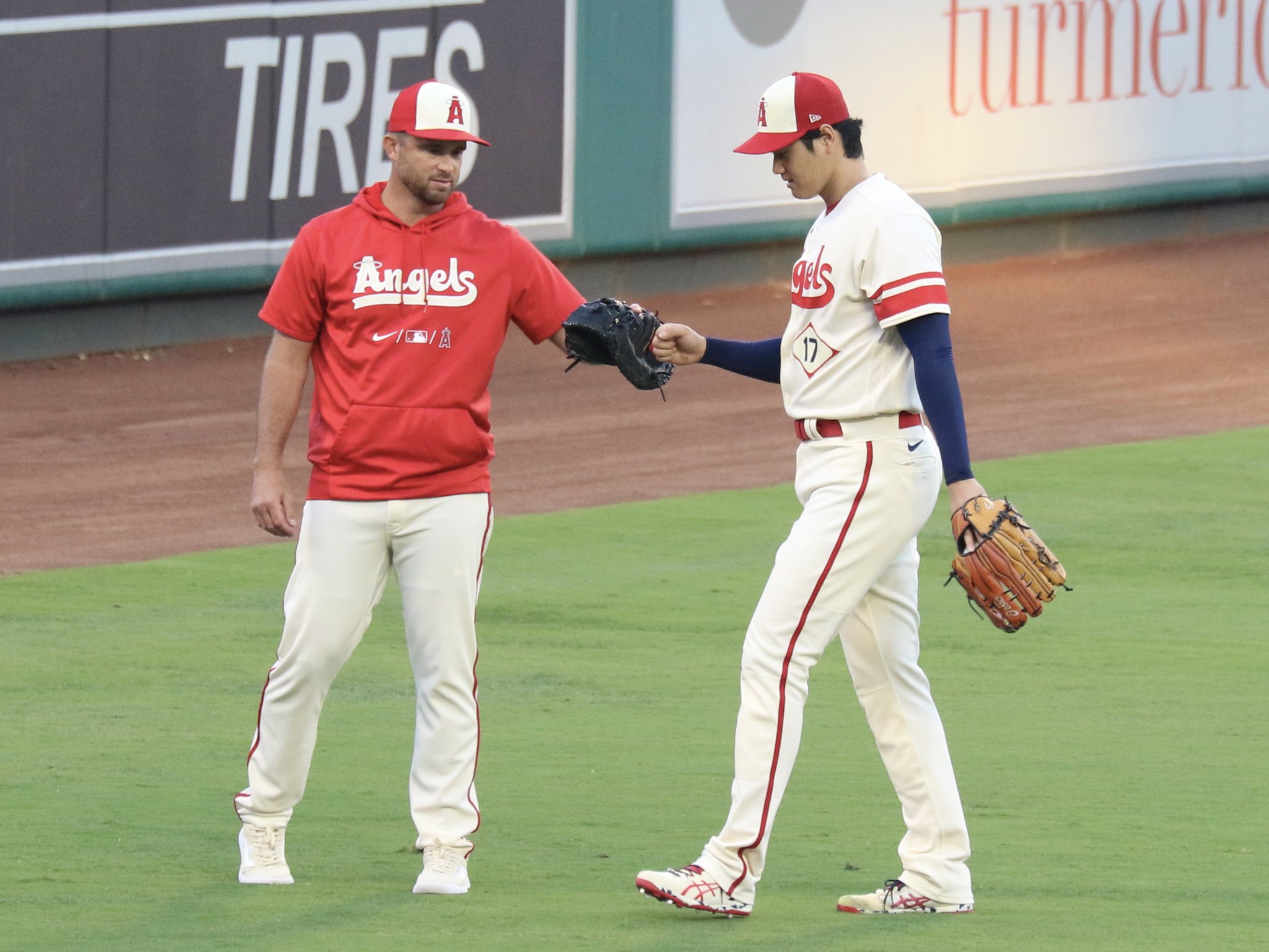Full Count Mlb取材班 On Twitter エンゼルス・大谷翔平選手⚾️ 試合前に大谷選手らしい場面に遭遇しました💡 ①キャッチボールを終えてグータッチ👊 ②何か“物体