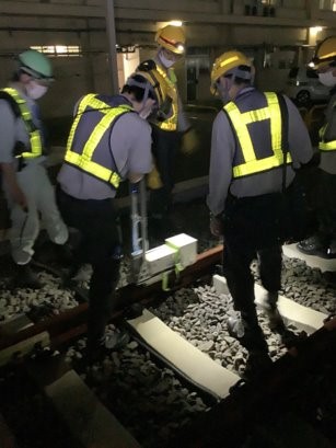 JR東日本 電気SIO広報（公式） on Twitter: "メジャーの他に、近年はレーザー測定器を活用して測量する方法や新開発のレール距離測定用の機械を使って測量する方法も採用しています ...