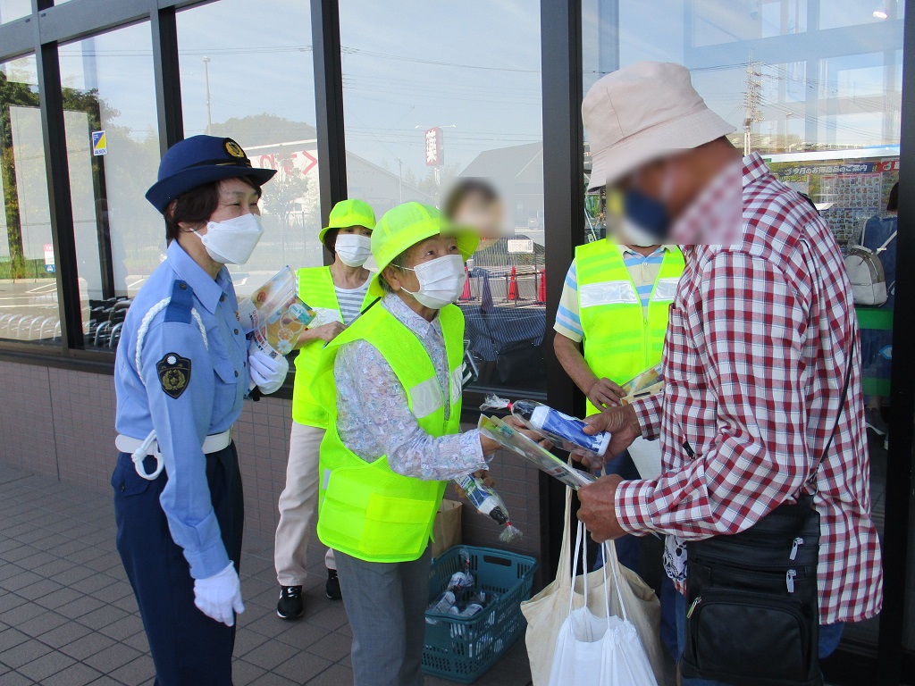 兵庫県警察本部交通企画課 On Twitter 【交通安全・防犯キャンペーン 加古川署】管内のスーパーにて交通安全協会と協働した啓発活動及び運転指導を実施しました。日没が早まっています