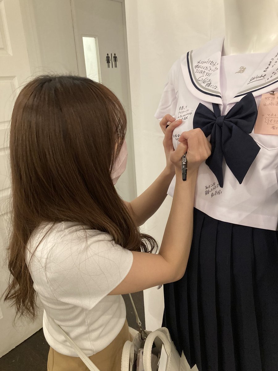 Mine'S【公式】AVプロダクション マインズ on Twitter: "凄い体制で、凄い所に素敵なメッセージを書くももちゃん🍑 @fukuda_momo #イノセント展"