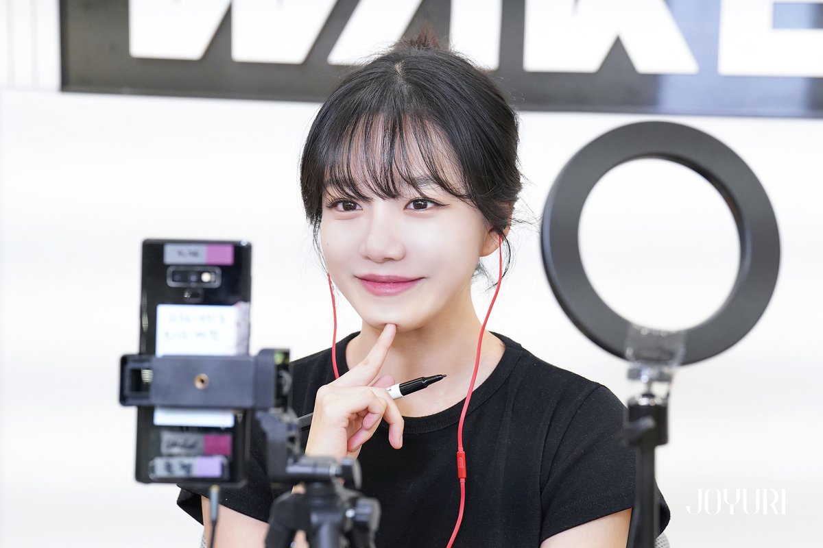 조유리 JO YURI on Twitter: "조유리(JO YURI) | 'UNIVERSE' 영상통화 Behind Photo 📍https://cafe.daum.net ...